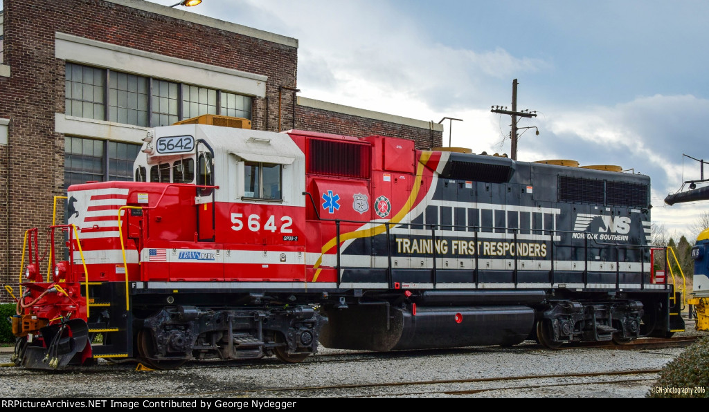 NS 5642 / GP38-2